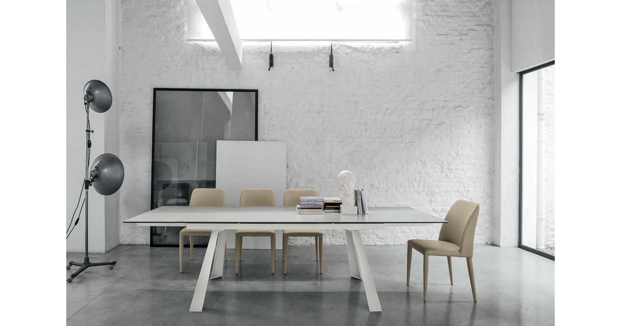 PONENTE Extendable Table - Combining Aesthetics and Versatility